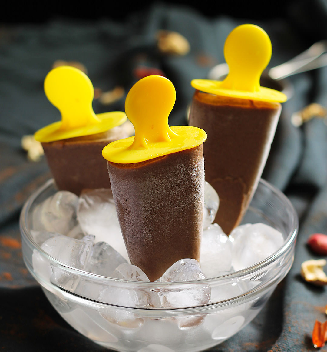 Easy, creamy chocolate popsicles (aka healthy homemade Fudgesicles!!!)